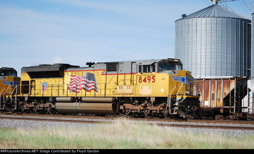 UP 8495 leads west bound